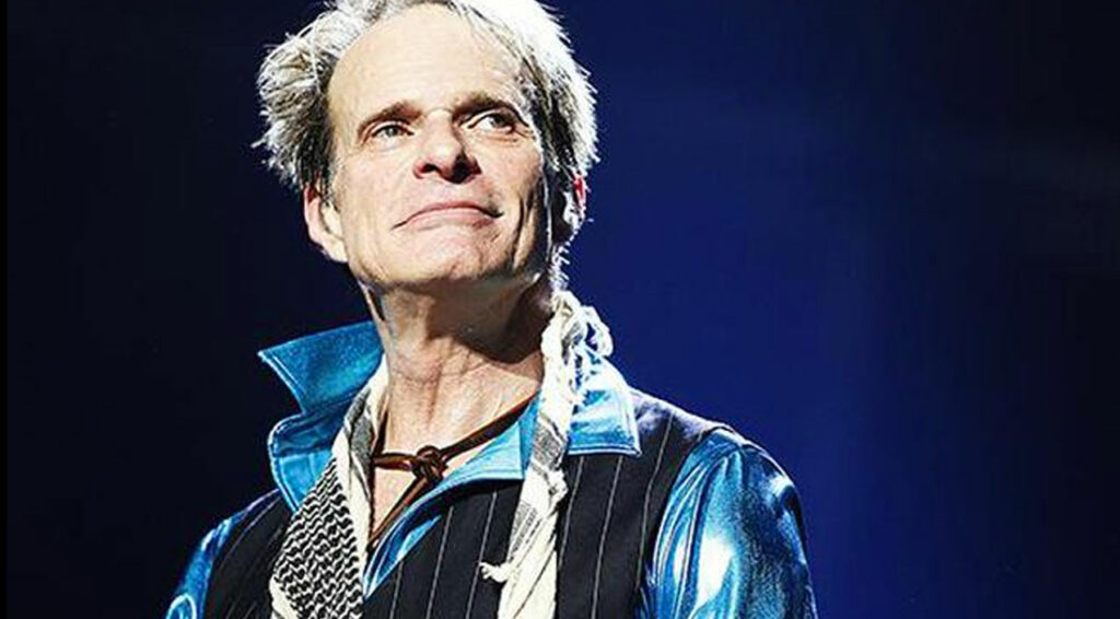 Le nombre d'os cassés de David Lee Roth au cours de sa carrière est ...